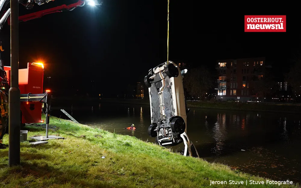 Vrouw wijkt uit voor konijn en rijdt Wilhelminakanaal in